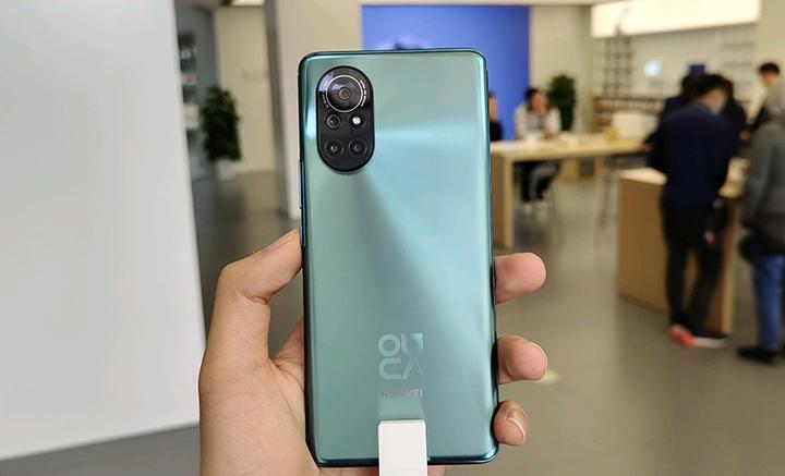 华为nova8真机照曝光，麒麟985+90Hz居中挖孔，最轻薄5G手机之一 - 知乎