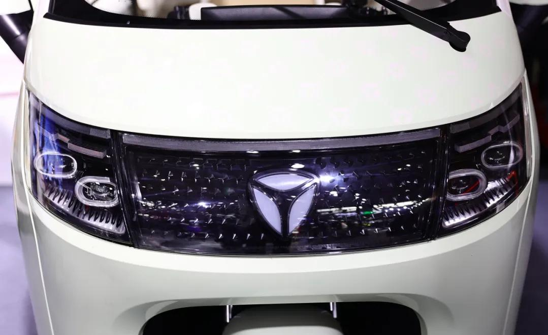 冬季出行神器！雅迪全封闭三轮篷车EV301，舒适安全又智能，5000元以内拿下！ - 知乎