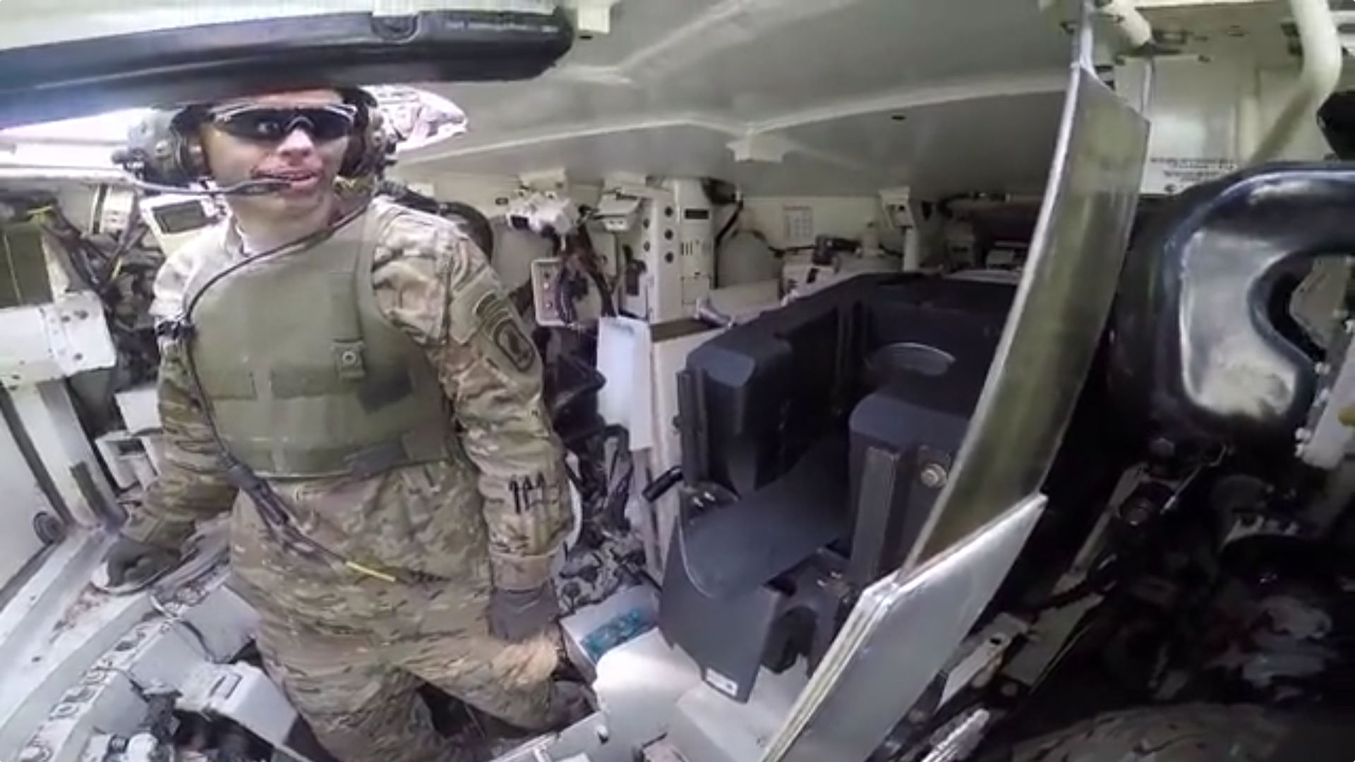 为何豹2坦克在后期型号（L2A5 L2A6 L2A7）中仍旧采用定角装弹？ - 知乎