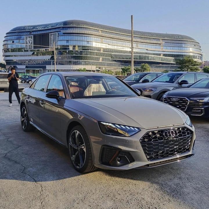 新车丨25款奥迪A4L实车到店，增logo车贴/换12点方向盘，标配30色氛围灯 - 知乎