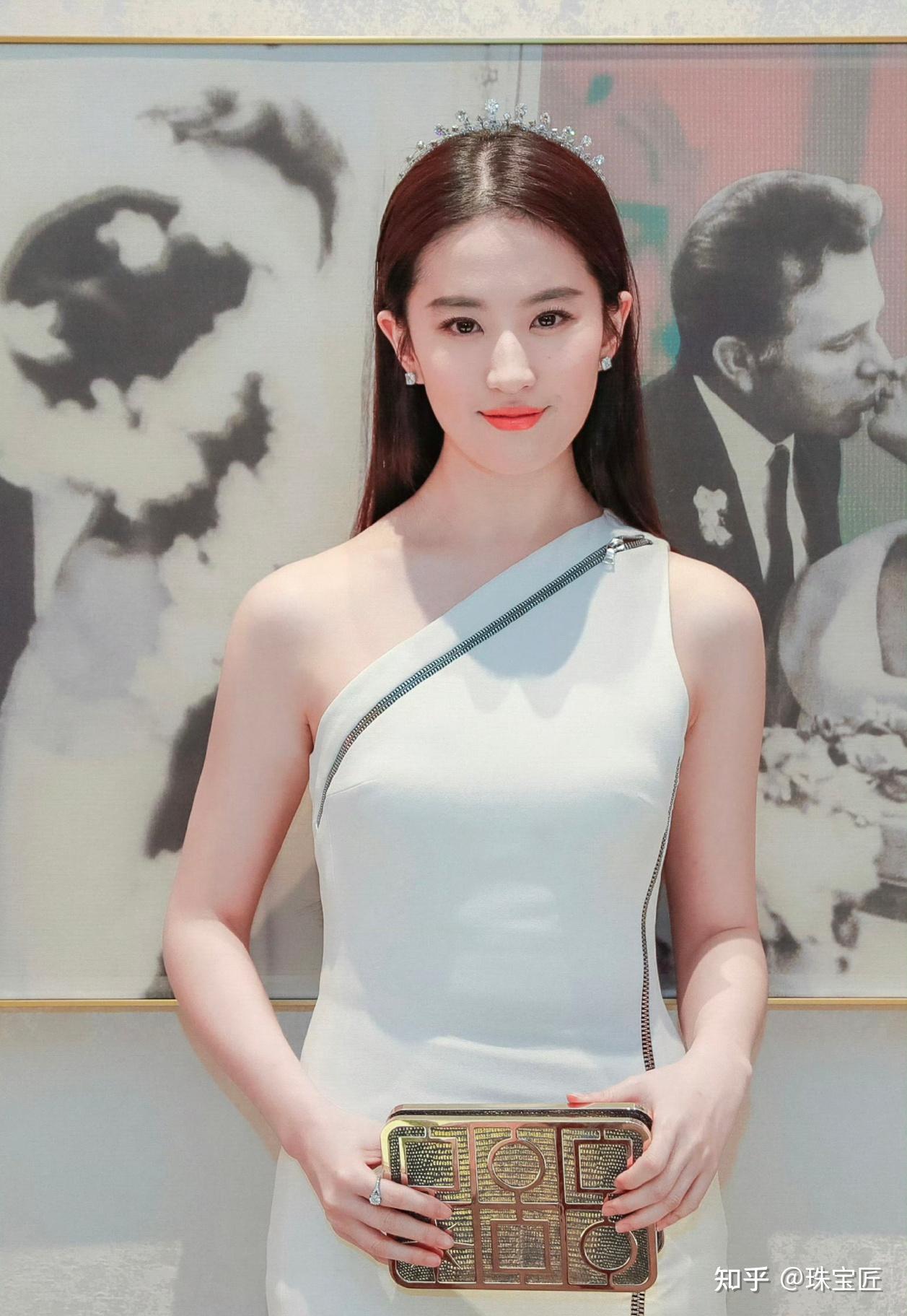 165ct！宝格丽：这次够大了吗！刘亦菲霸屏VOGUE，5亿蓝宝石终于抢镜成功！ - 知乎