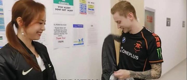 LGD淘汰原因找到了！赛前欧诚收到余霜礼物，一个亲密拥抱变猛 - 知乎