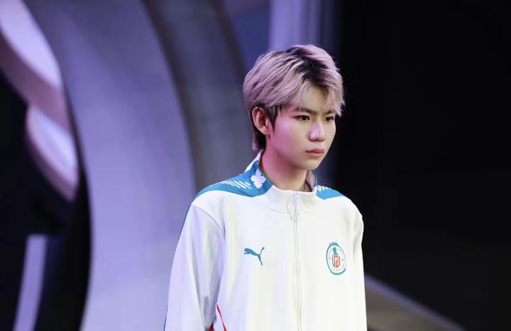 妖刀顶替Fly担任狼队队长，九尾扛起LGD大旗，AG职位空缺 - 知乎