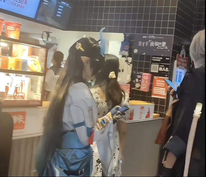 崩铁联动KFC网友狂喜！光去线下看Coser，就值回套餐钱？ - 知乎