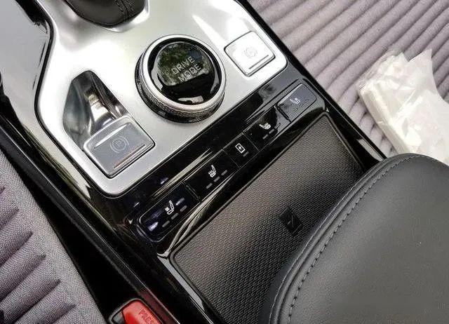 20万提了红旗HS5，再试驾丰田RAV4，对比后发现差距真大 - 知乎