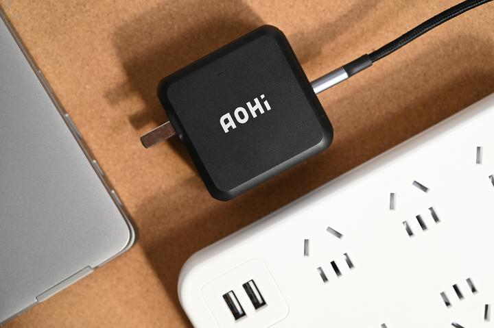 小巧精致的AOHi 100W PD充电器，居然拥有100W的澎湃动力 - 知乎