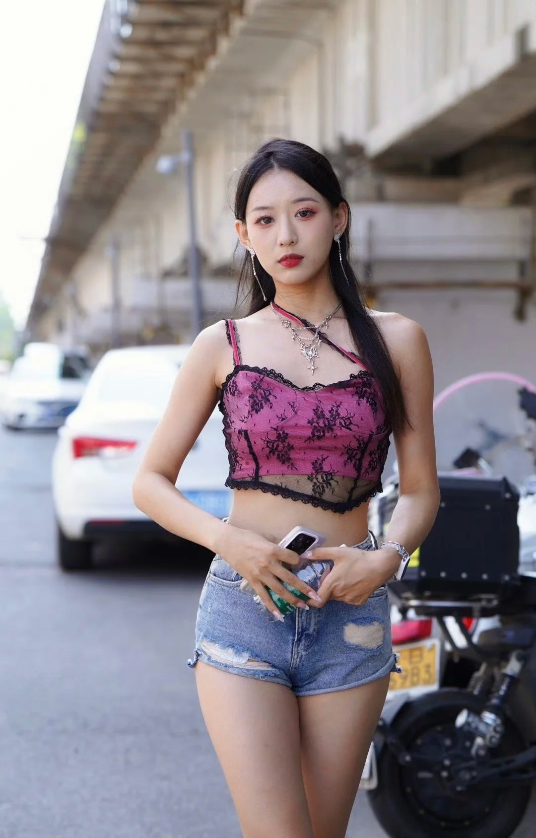 吊带牛仔裤才是yyds！9个辣妹街拍动作，性感显身材，帅爆了 - 知乎