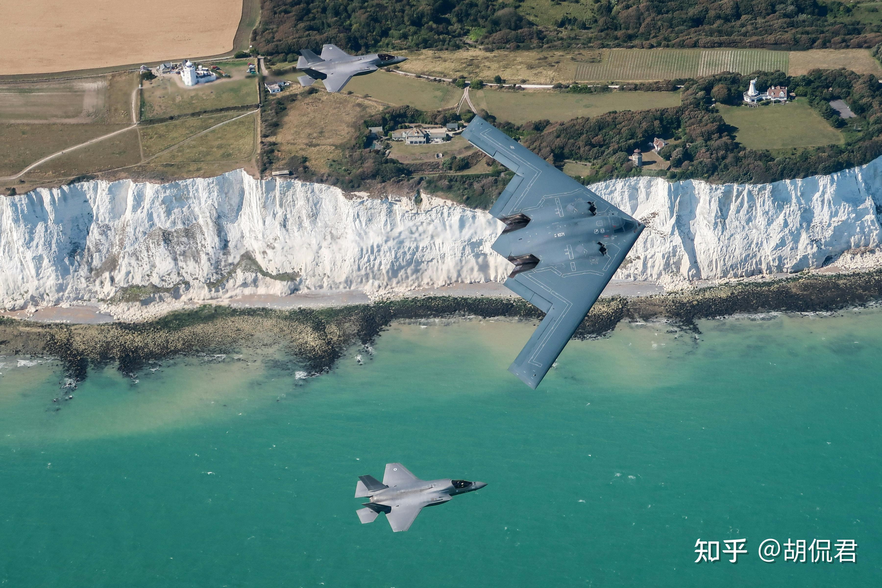 特朗普迎接普京，地面停 F-22 战机，天上飞 B-2 轰炸机和 F-35 战机，这些战机实力如何？ - 知乎