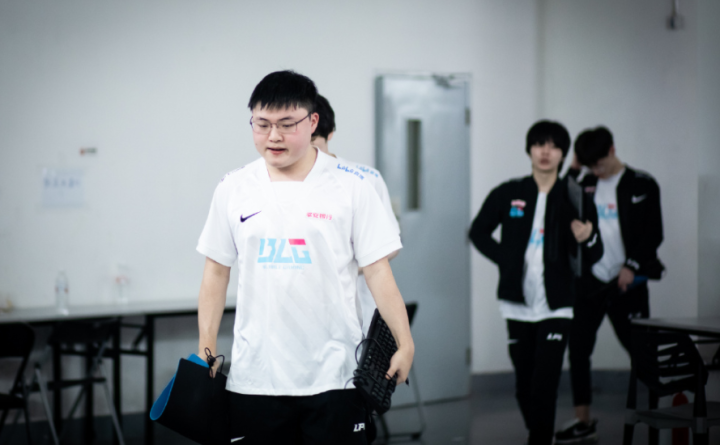 BLG决胜局惜败V5，Uzi再度上场操刀EZ，呼吸哥全场表现令人窒息！ - 知乎