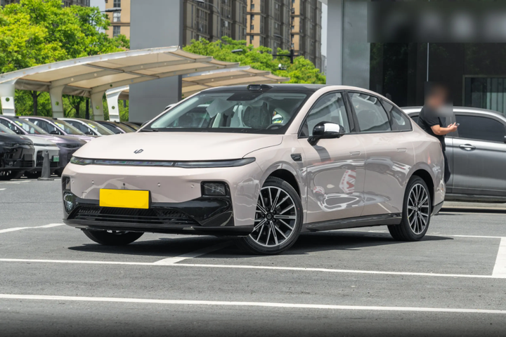 零跑B01上市售8.98万起，竞争小鹏MONA M03，强强对话你选谁？ - 知乎