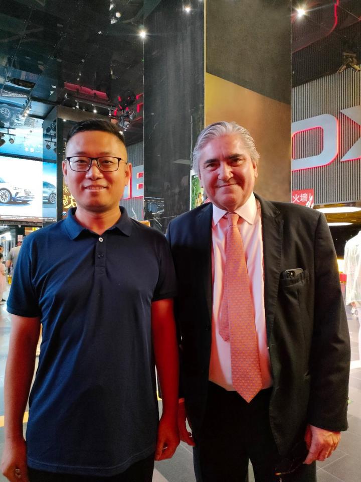 秘鲁驻华大使马尔科·巴拉雷索（Marco Balarezo）（右）和“黄硕评论”新媒体创始人，资深媒体人、评论员黄硕（Huang Shuo ...