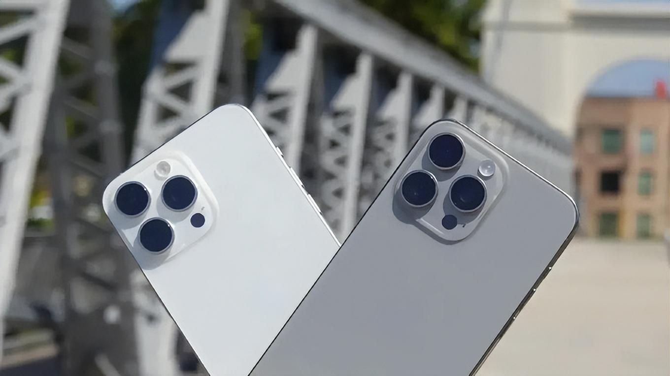 你觉得我选择买 iphone15pm 还是 iPhone16pm 好呢？