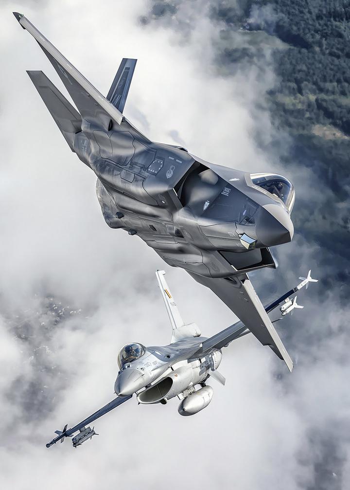 美军F35终于参战，俄防空系统完全失效，13天被击落9架苏34 - 知乎