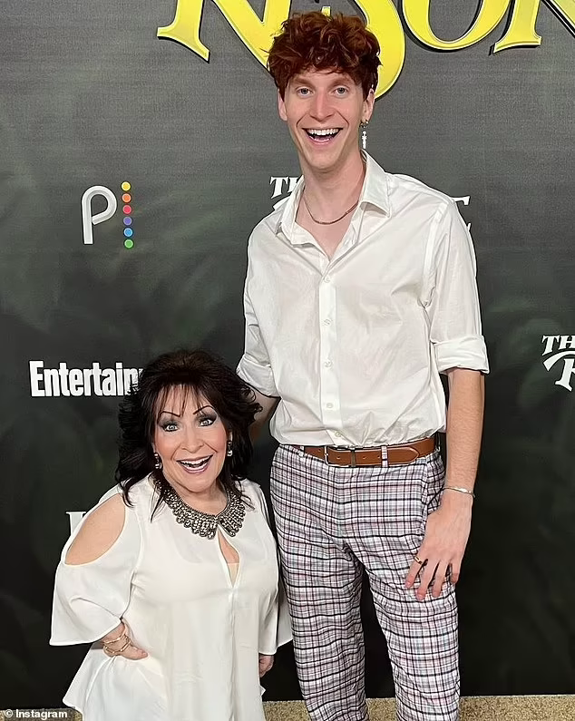 侏儒症家族唯一大高个儿！180帅哥拍独特经历爆红：爸妈哥姐都是“小人国”来的 - 知乎