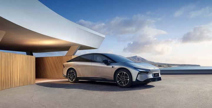 18.68万起，小鹏P7+上市，比小米SU7便宜2.9万，服务器崩了 - 知乎