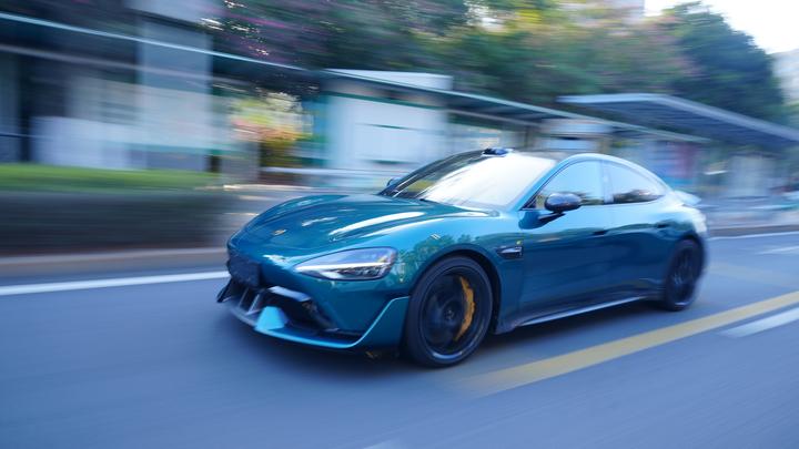 雷军邀56E车主试驾SU7 Ultra：一场跨圈层的用户争夺与行业变量 - 知乎