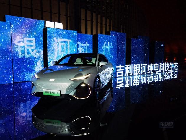 不到17万：标配45英寸大屏和8295车机芯片，吉利银河E8来了 - 知乎