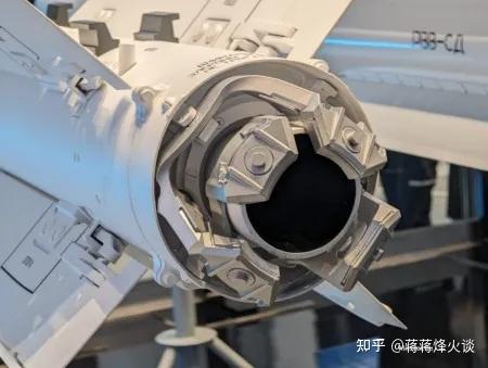 俄罗斯苏-57开启主副弹舱，展示新型反辐射导弹与空空导弹 - 知乎