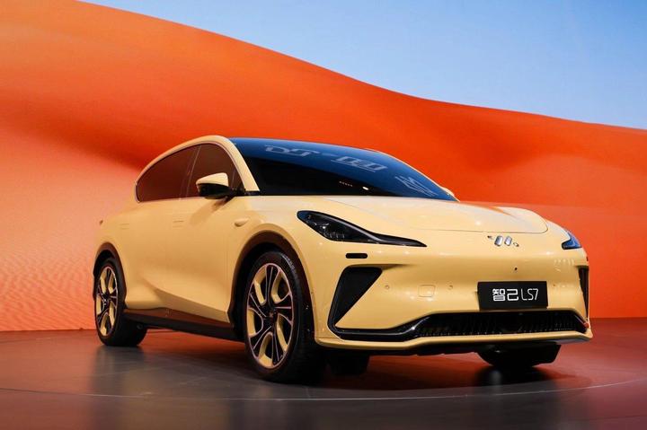 智己LS7上市：30.98万元起售，可升降大屏和半幅方向盘是亮点 - 知乎