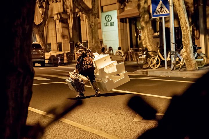 深夜街头“捡宝”的沪漂青年 - 知乎