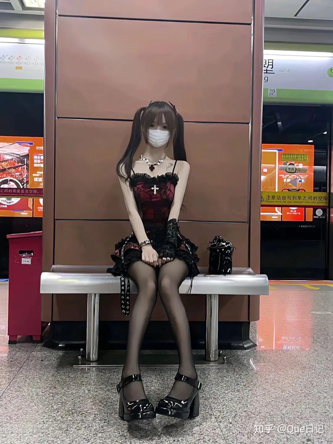 女孩穿白丝跟穿黑丝的气质区别大吗？ 知乎 0333