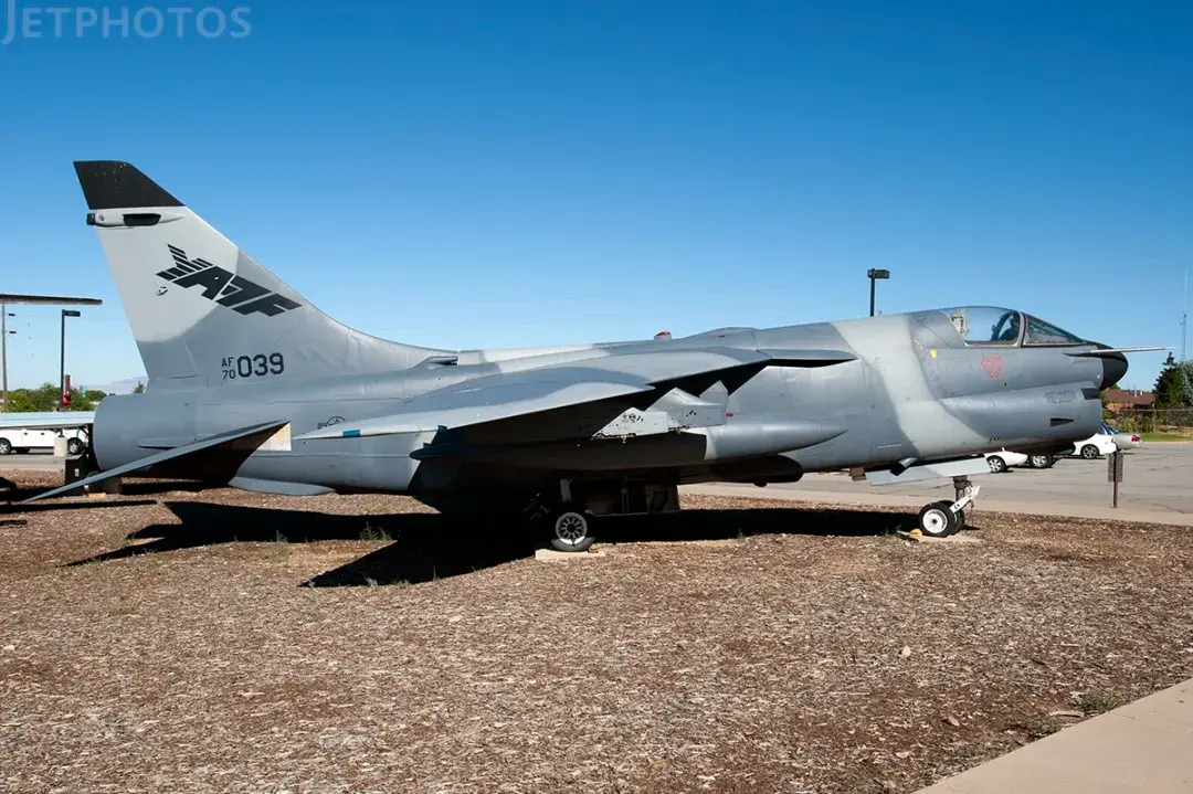 如何评价A-7攻击机? - 知乎