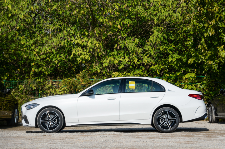 价格战俺不参与，奔驰C级定价小涨，33.48万起，依然1.5T配9AT - 知乎