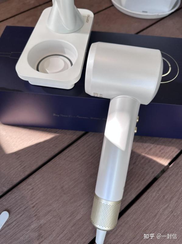 新年送礼指南，PLUZZ X116 Ultra高速吹风机礼盒，贴心实用，送礼送到长辈心坎里！ - 知乎