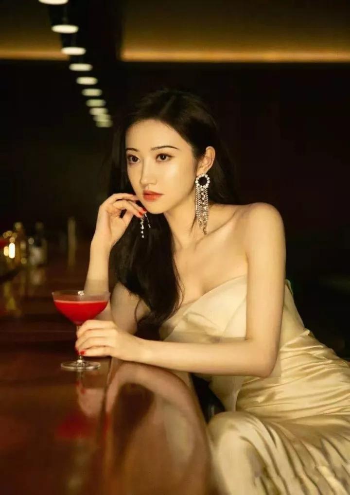 景甜 富贵花”不是白叫的，穿抹胸裙金光闪闪也不俗气，高级优雅 知乎