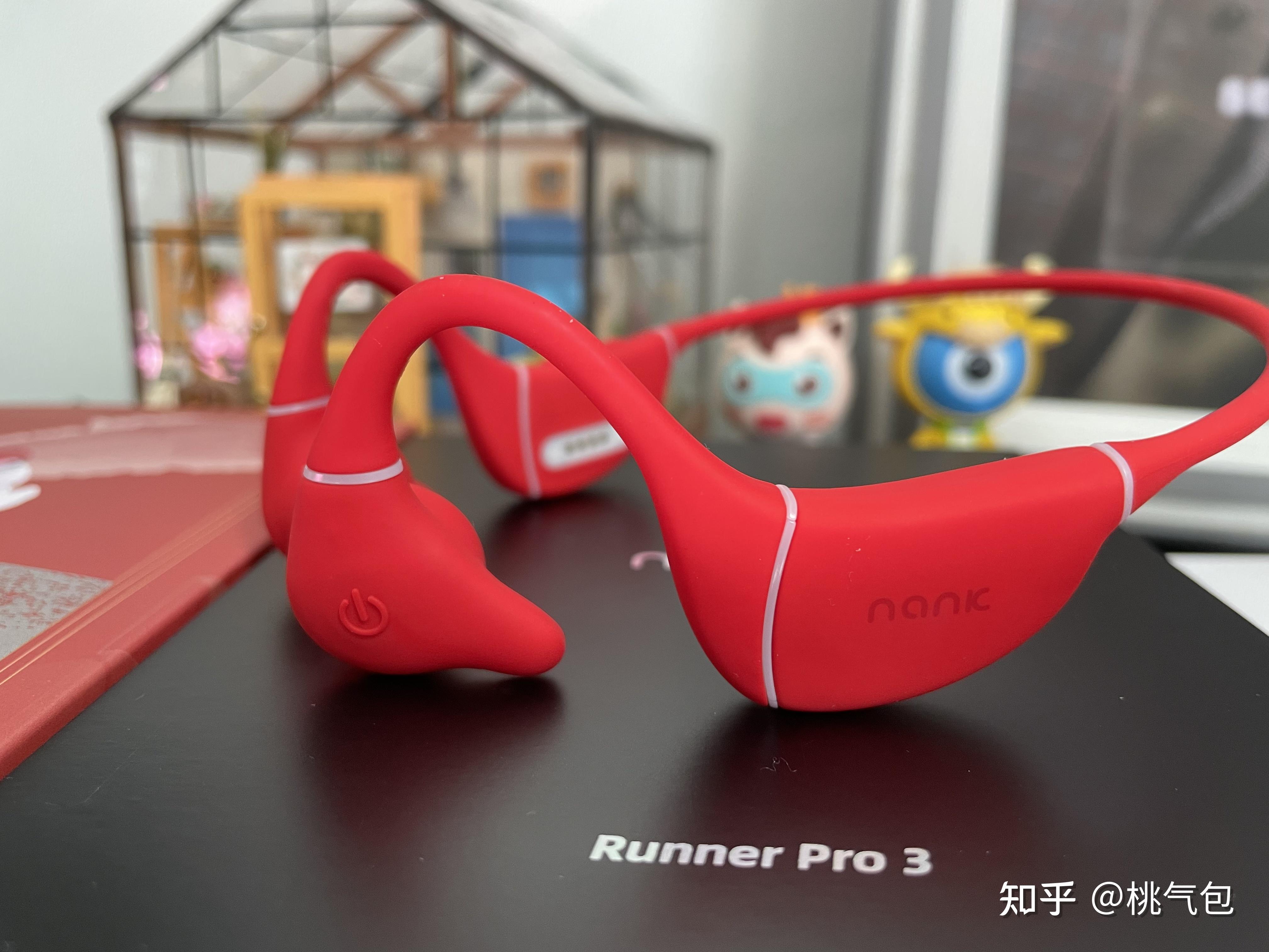 戴眼镜的是不是没办法用骨传导耳机？不然耳机架在哪里呢？