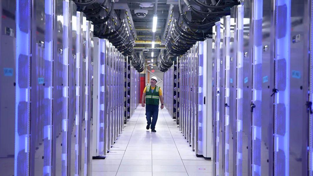 探秘马斯克全球最大AI集群Colossus：10万张英伟达 H100，122天建成 - 知乎