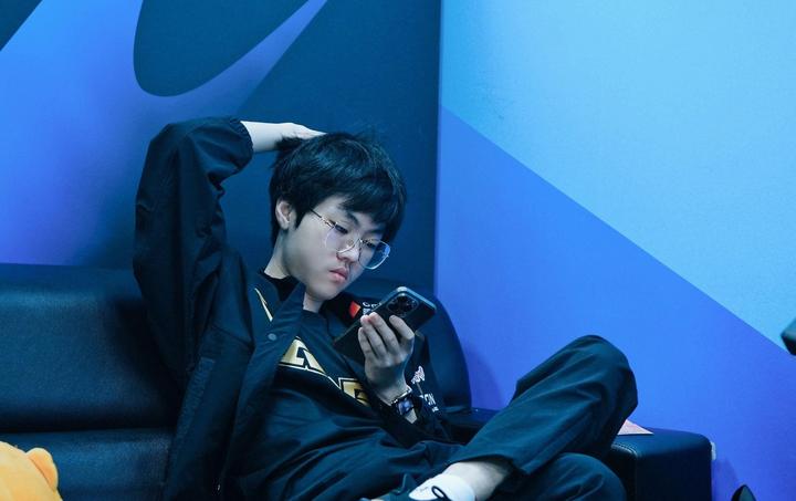 JJPLAY电竞报：离谱！ RNG爆冷输AL，CEO鞠躬道歉：中单轮替是我的决定 - 知乎