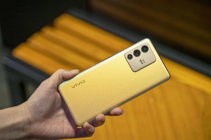 Vivo爆款机型！5000万前置双摄+1.08亿后置三摄，12+256GB售价2979 - 知乎