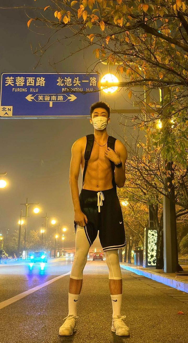1米88的篮球体育生,腹肌诱人臀围也太大了 知乎