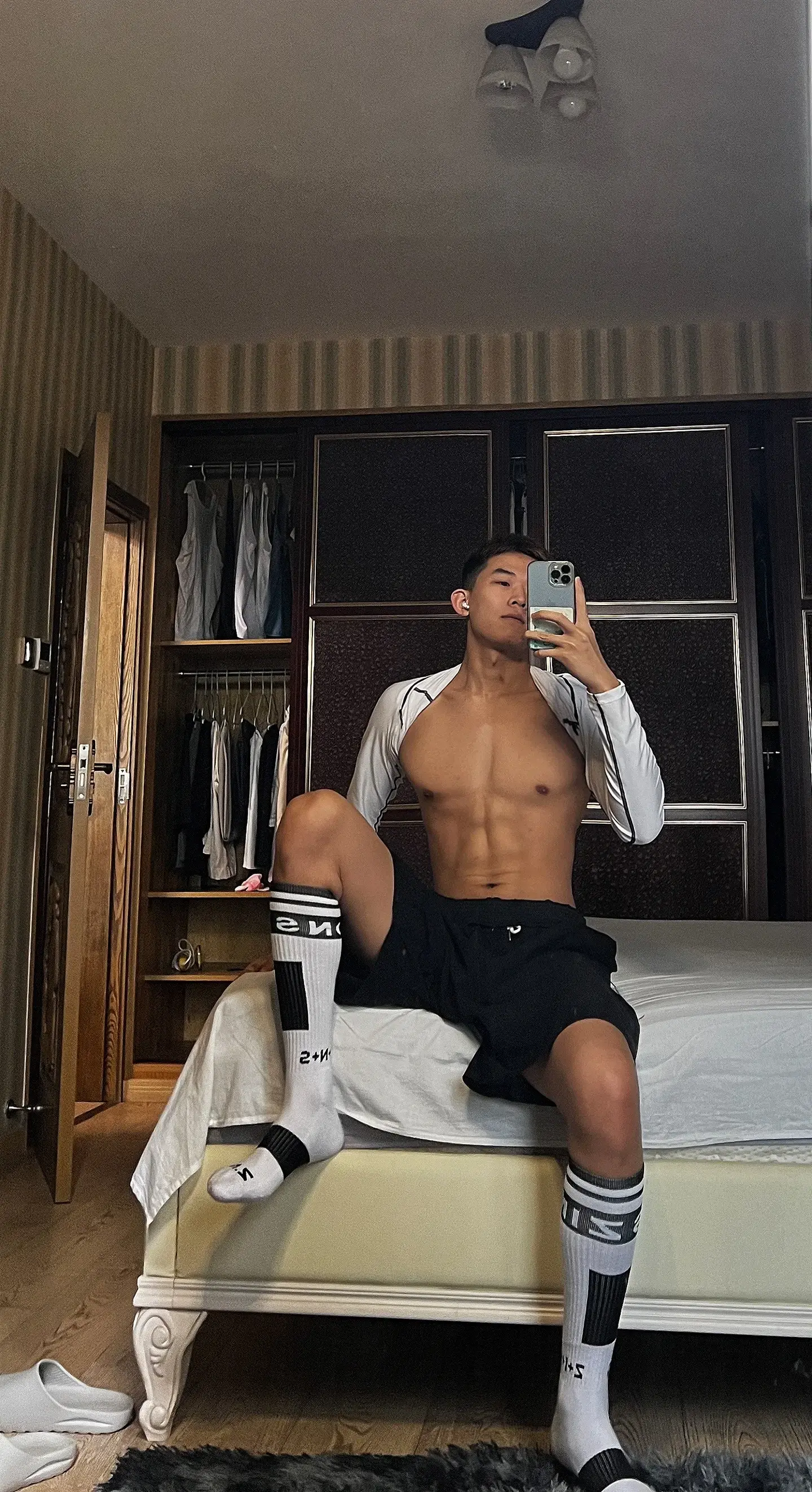 推上19万粉的长腿薄肌网红小哥哥——Logan在隔壁！ - 知乎