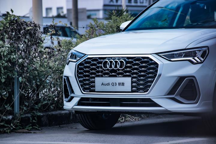 实拍奥迪Q3轿跑，搭2.0T发动机，7.6秒破百，竞争X2、奔驰GLA - 知乎