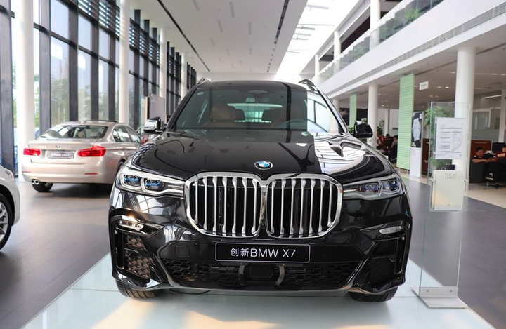 2021款宝马X7实车到店！4.0T提速4.7s，配8AT - 知乎