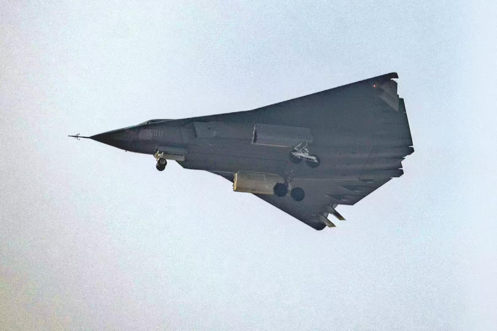 目前总感觉六代机腹部怪怪的。为什么六代机J36主翼和机身不填平后平滑过渡？ - 知乎