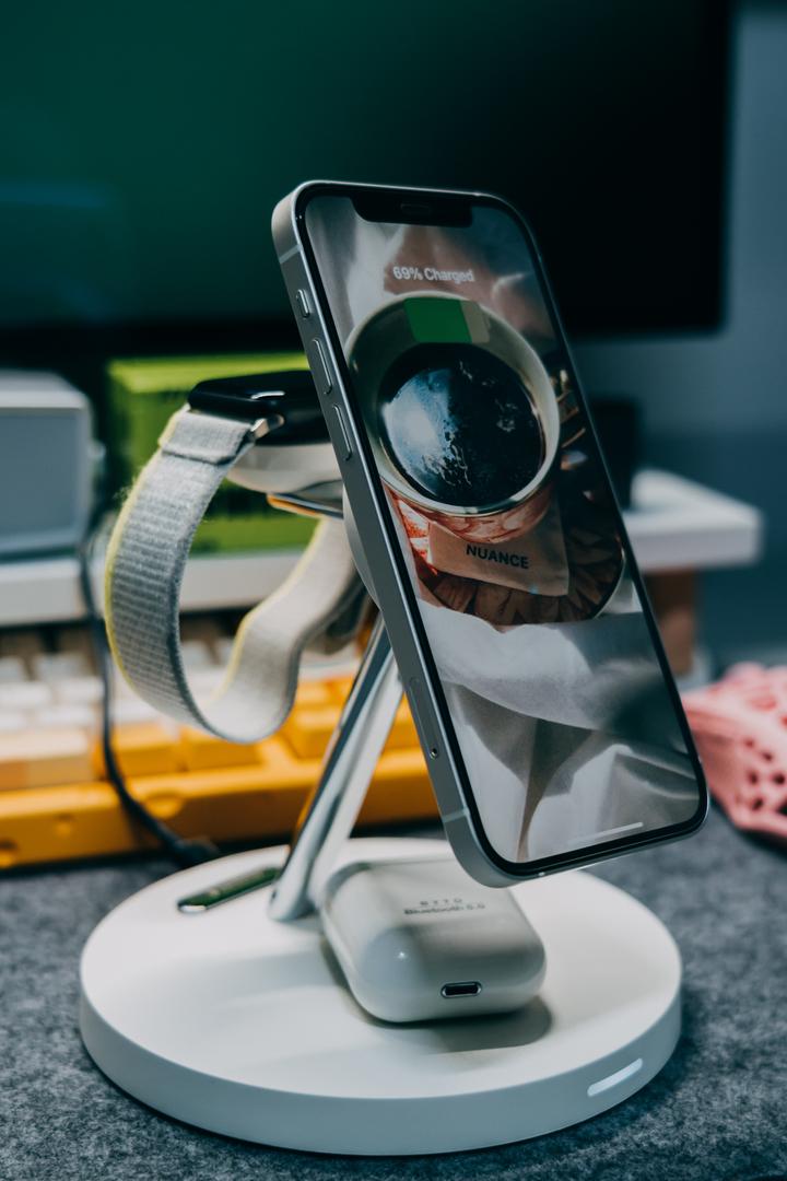 桌搭单品：Switcheasy三合一无线充电器 - 知乎