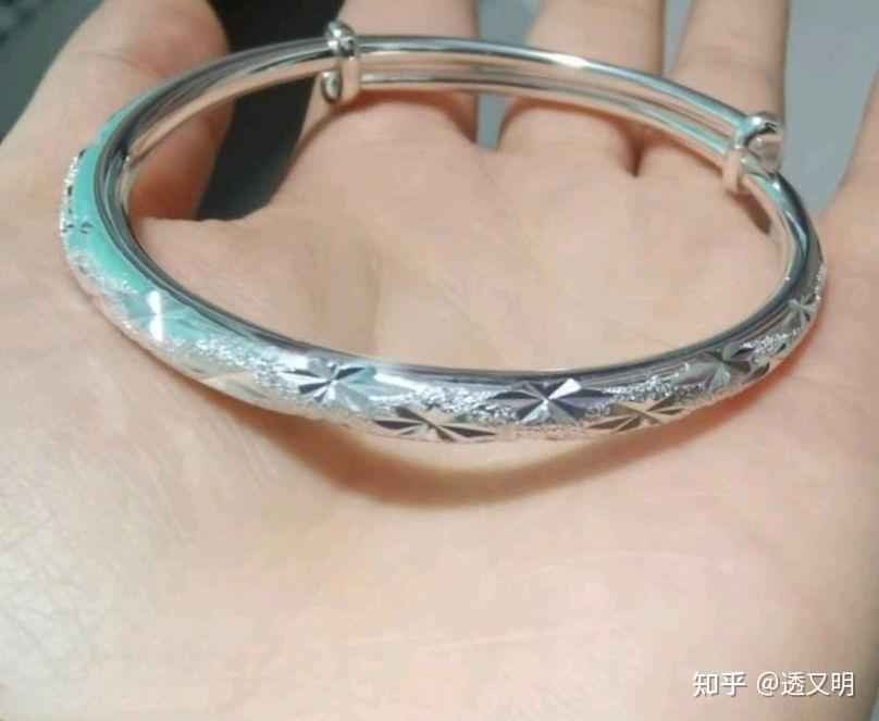 请问银的925 990 999 三者有什么区别？我想买一个银手镯买哪种材质的比较好啊？