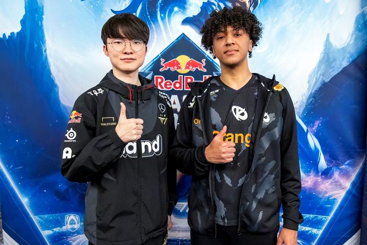 「雷竞技ray.lol」李哥终于肯用皮肤了！表演赛T1全员晒出SKT冠军皮肤 - 知乎