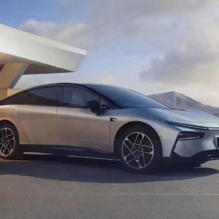 小鹏P7+上市，何小鹏笑称不会抢小米SU7订单！但12分钟就大定破万！ - 知乎