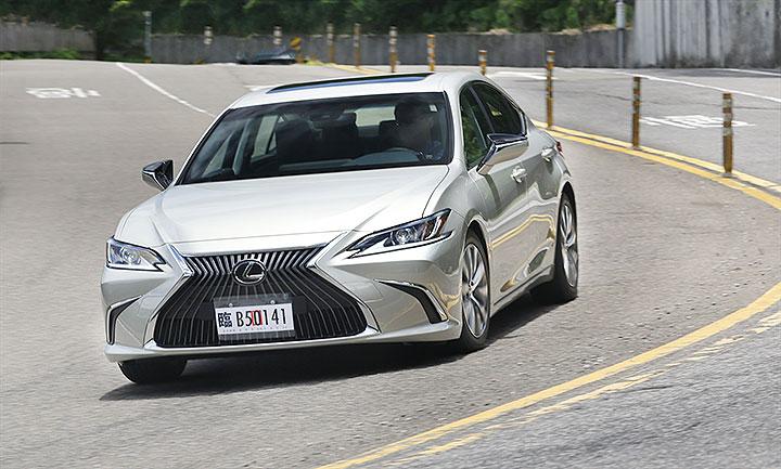 啥！试驾了雷克萨斯ES260版本，为何我们只能买到跑不快的ES200？ - 知乎