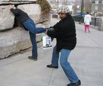 pull one's leg千万别理解为“拽大腿”！难道你在开玩笑？ - 知乎