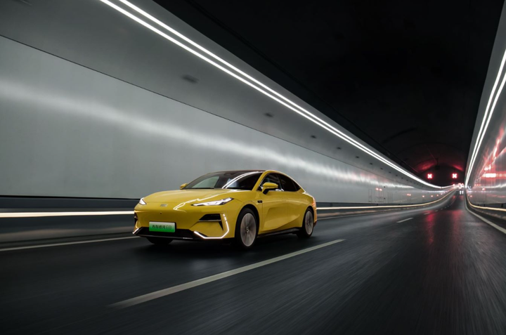 快评银河E8：价格下探到16万级，400V也不藏着，吉利很实诚 - 知乎