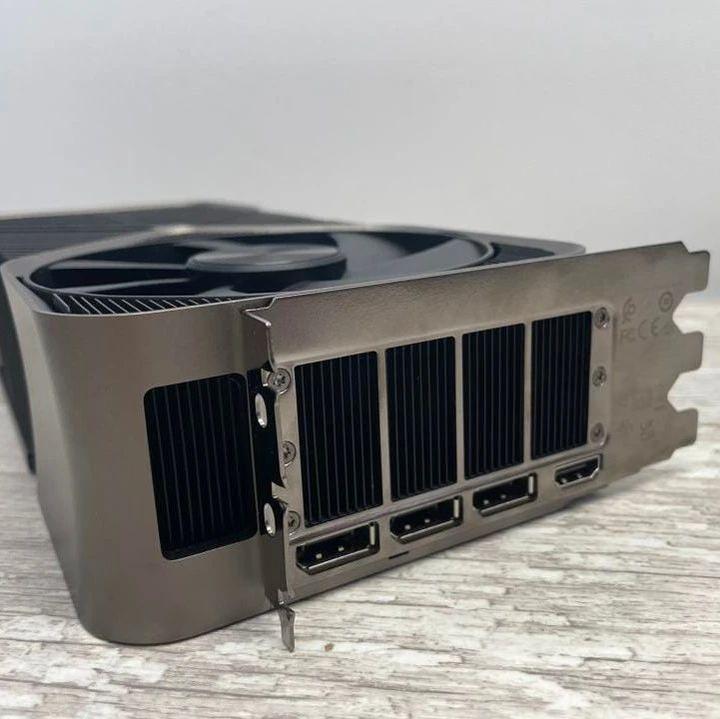 春晚上发布的RTX 4090Ti终于现身了？体积大得夸张 - 知乎