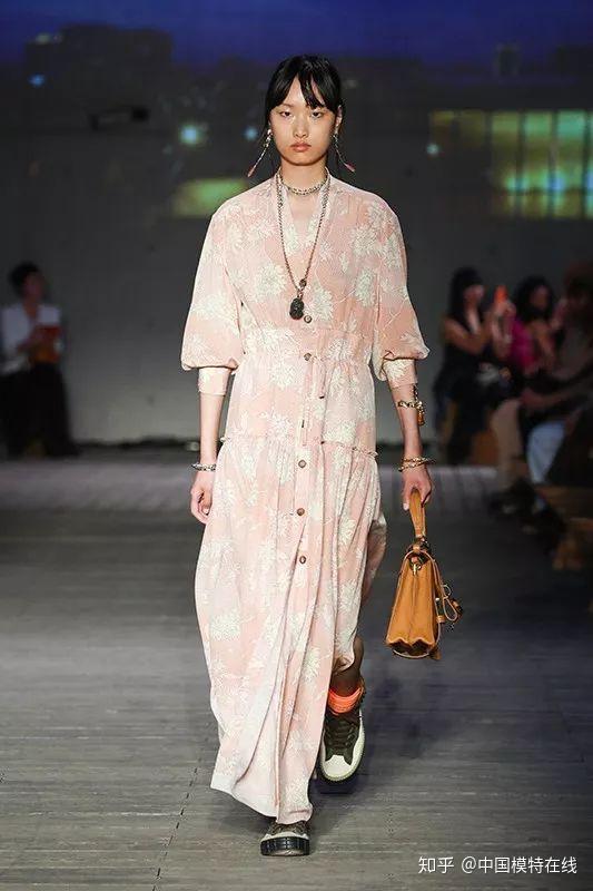 作为一名T台模特，这些你是必须要练的 - 知乎