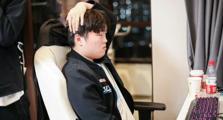 LPL：Bin带病出战感动网友，输比赛后训练到5点，只为能证明自己 - 知乎