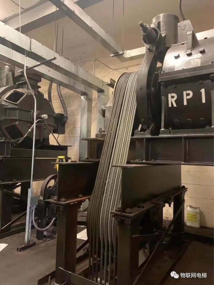 实拍：钢丝绳复绕的超大电梯主机！ - 知乎