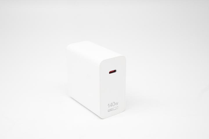 SCP+UFCS+PD+PPS等众多协议支持，单C口极致输出，华为首款140W充电器评测 - 知乎